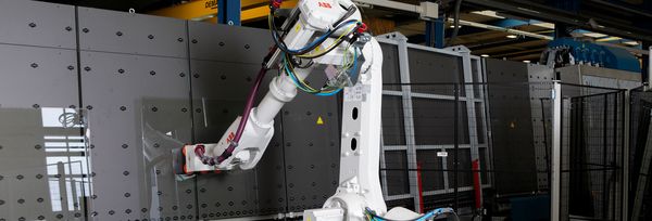 Vertical loading & unloading of glass planes - LiSEC.com