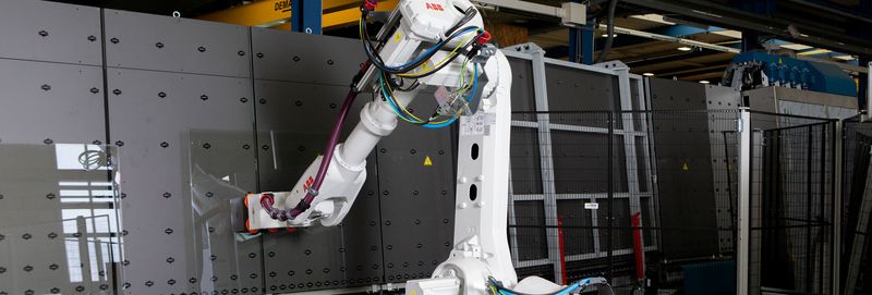 Vertical loading & unloading of glass planes - LiSEC.com